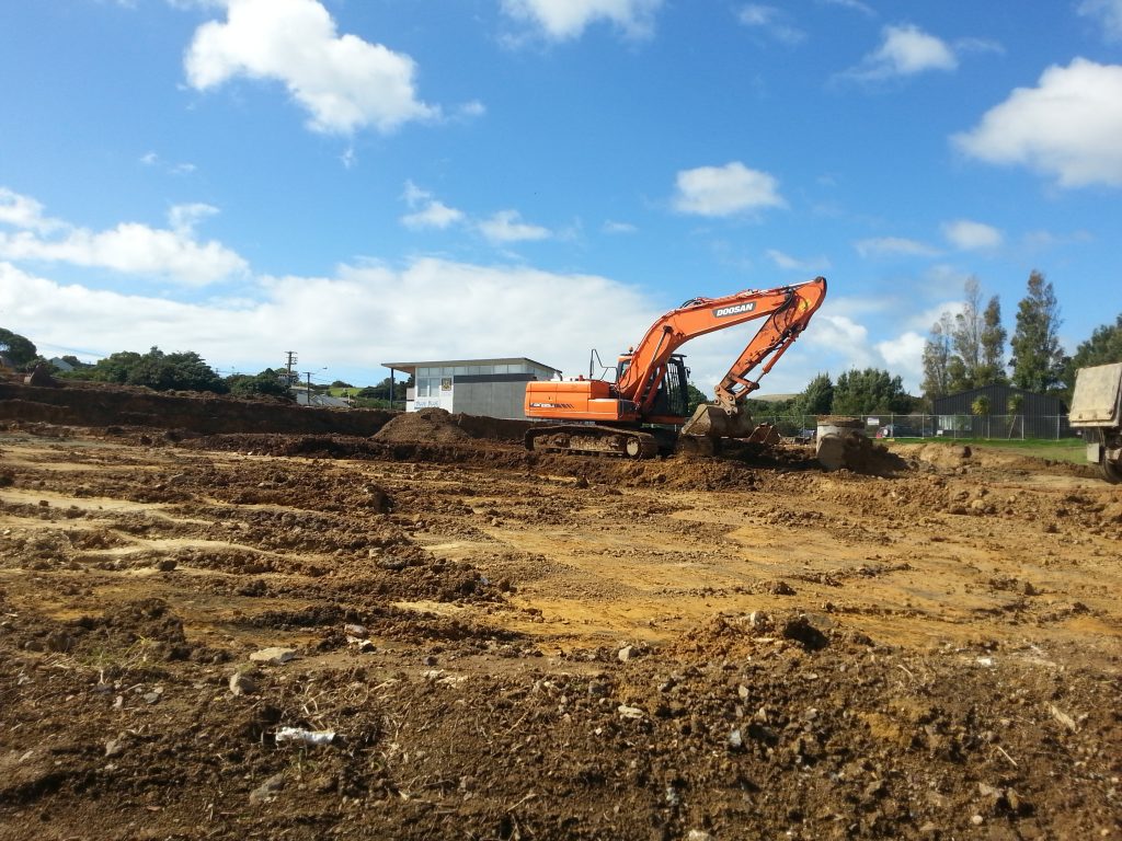 Earthtec_Digger_Preparing_Land