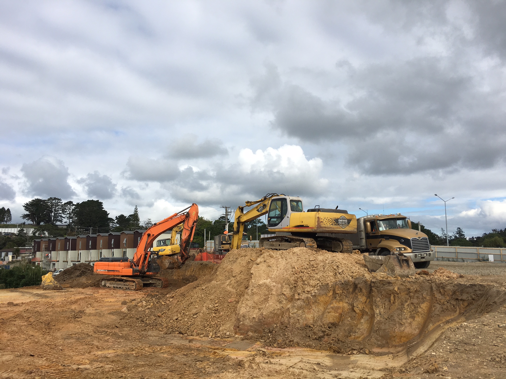 Earthtec_Digger_at_work_Siteworks (4)